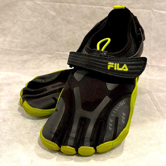 Fila | Shoes | Fila Skeletoes Kids Size 3 | Poshmark